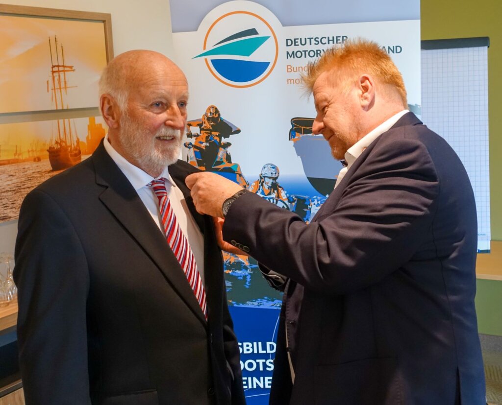 Goldene Ehrennadel mit Kranz des DMYV für Hermann Hell : Seglerverband ...